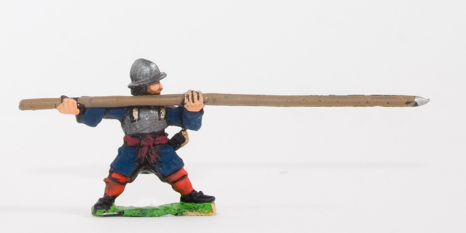 BRO26 European Armies: Heavy Pikeman in Helmets with pike forward – Essex Miniatures