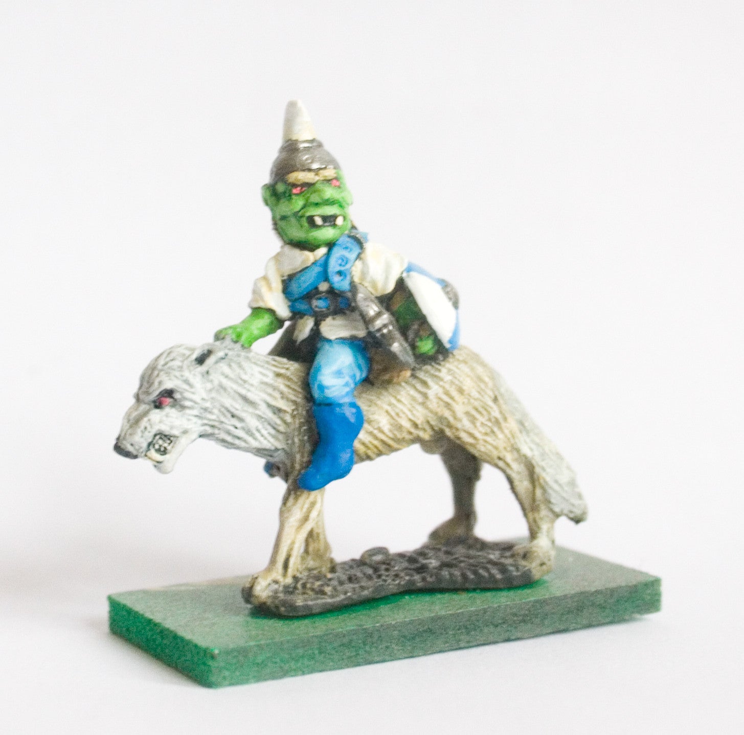 FAN83 Goblin: Cavalry: Wolf Rider with Axe & Sword – Essex Miniatures