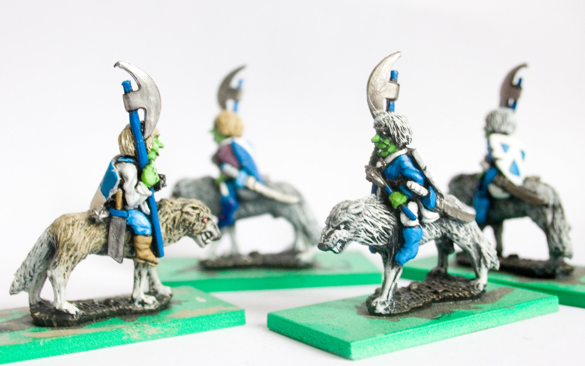 FAN82 Goblin: Cavalry: Wolf Rider with Mace & Polearm – Essex Miniatures